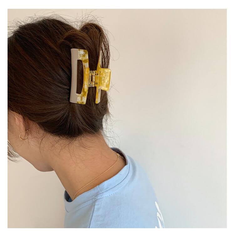 Two-Tone Claw Clip | White Tanuki